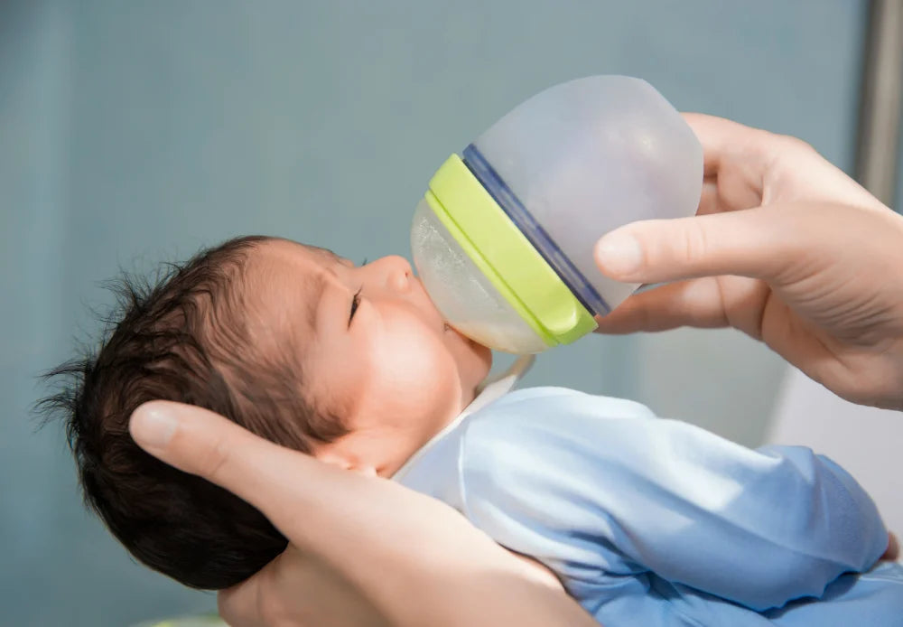 When to Start Bottle Feeding Your Newborn? | Eonian Care
